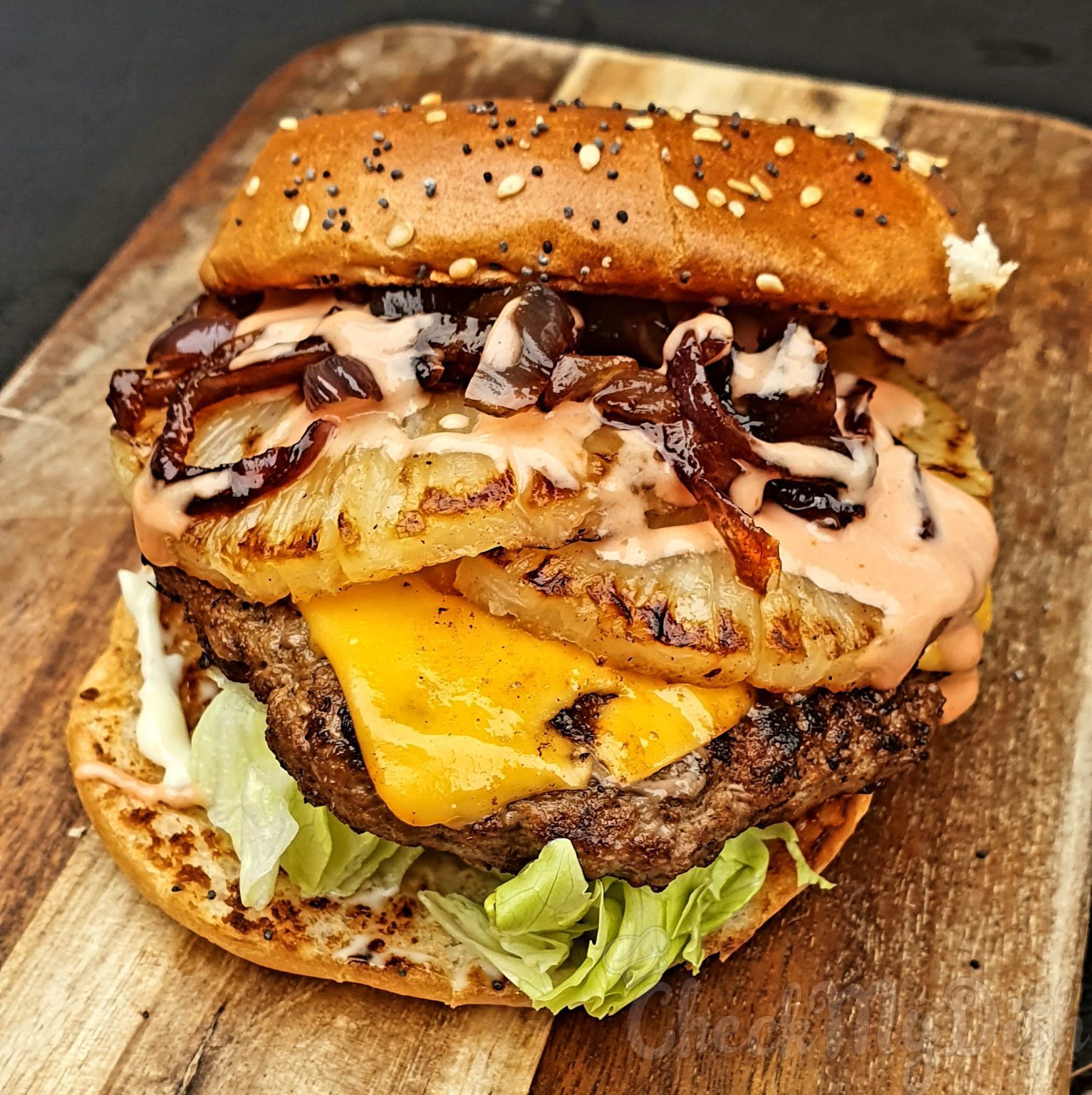 Luxe Burger: Hamburger met Rijke Blauwe Kaas en Gegrilde Aubergine